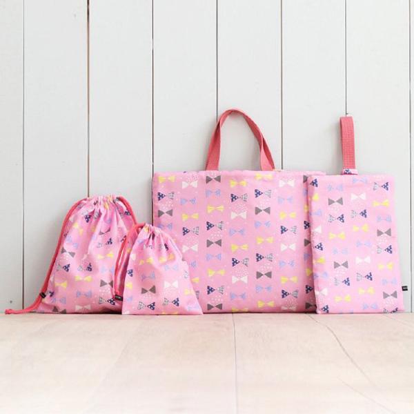 バッグ・着替え袋・コップ入れ・上履き入れのハンドメイドキット[材質]:生地：コットン100%[カラー]:ターコイズブルー、ピンク[商品サイズ]: ・通園バッグ　タテ32cm×ヨコ38cm・上履き入れ　タテ30cm×ヨコ20cm・お着替え袋　...