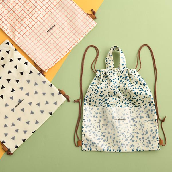 [材質]:ポリエステル、合成皮革[カラー]:マーブル、トライアングル、グリッド[商品サイズ]:幅32cm×高さ38cm[特徴]:■仕様・大きな透明のポケットがアクセントになったポリエステル製のナップサックです。ちょっとしたお出かけや習い事に...