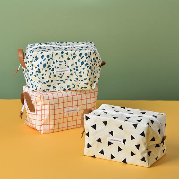 [材質]:ポリエステル、合成皮革[カラー]:マーブル、トライアングル、グリッド[商品サイズ]:幅21cm×奥行き13cm×高さ13cm[特徴]:■仕様・総柄デザインが目を引くマルチケース。なくしがちな小物をまとめるのにぴったりです。・幅広で...