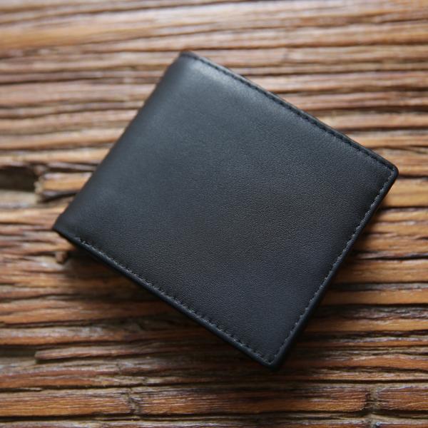 【上質な本格財布】本革ならではの上質な質感は、どんな場面にもお使い頂けます。一流の革職人が手作り、緻密に仕立てられたメンズ二つ折り財布です。高品質な本革は耐久性に優れ、手触り・肌馴染みが抜群な素材です。【仕様】 材質 ： 外側-牛革サイズ：...