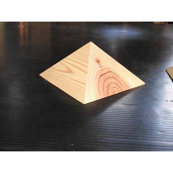 素材　杉材高さ6cm　約11.5cm角自然素材で作り上げていますので、乾燥によりひび割れがある物もあります。ご了承ください。【重要】システムの都合上　送料無料と記入されていますが　この商品は、送料が必要です。ご注文後、弊社よりご連絡させて頂...