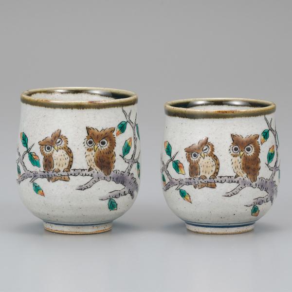 商品名：九谷焼 組湯呑 ふくろう＜約360年続く歴史ある、九谷焼の世界＞九谷焼の特徴は、「呉須（ごす）」とよばれる藍青色で線描きし、「五彩」とよばれる、赤・黄・緑・紫・紺青の5色での絵の具を厚く盛り上げて塗る彩法です。絵柄は大胆な上絵付けが...