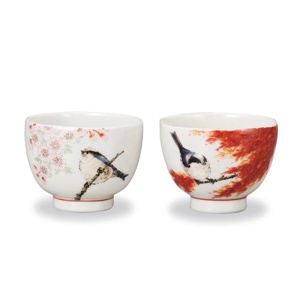 商品名：九谷焼 ペアぐい呑 春秋/中村陶志人＜約360年続く歴史ある、九谷焼の世界＞九谷焼の特徴は、「呉須（ごす）」とよばれる藍青色で線描きし、「五彩」とよばれる、赤・黄・緑・紫・紺青の5色での絵の具を厚く盛り上げて塗る彩法です。絵柄は大胆...