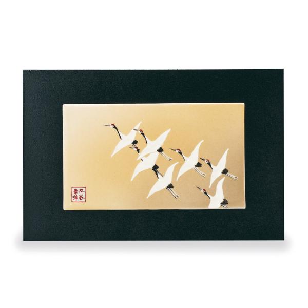 商品名：九谷焼 陶額 飛翔/幸洋窯＜約360年続く歴史ある、九谷焼の世界＞九谷焼の特徴は、「呉須（ごす）」とよばれる藍青色で線描きし、「五彩」とよばれる、赤・黄・緑・紫・紺青の5色での絵の具を厚く盛り上げて塗る彩法です。絵柄は大胆な上絵付け...