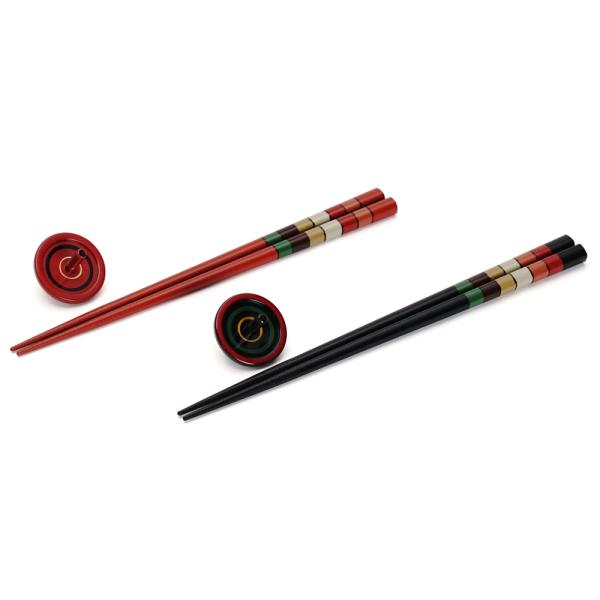 商品名：山中漆器 箸＆箸置セット 独楽文様 【選べる2色】朱 ・黒【九谷焼に似合う 山中漆器】色とりどりの輪が重なる独楽文様は、「仕事やお金が円滑に回る」「物事が丸く収まる」とされる大変縁起の良いデザイン。持ち手部分に施されたリズム感のある...