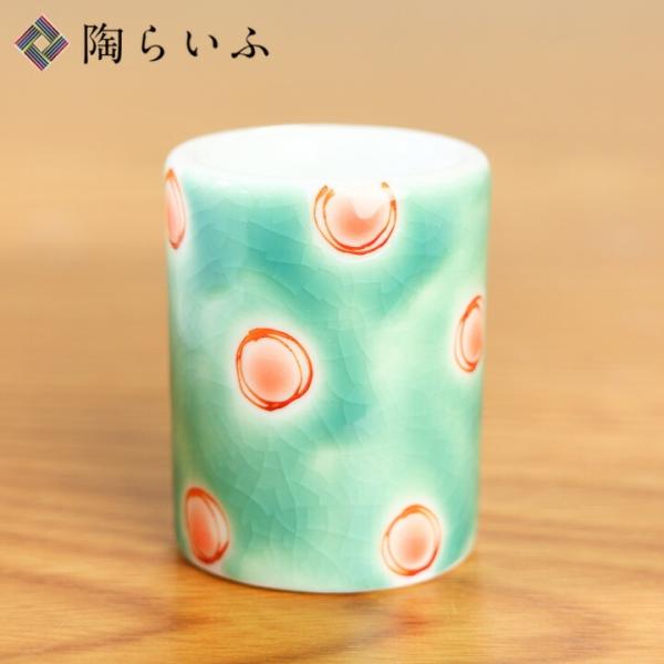 商品名：(九谷焼)九谷ハブラシスタンド 水玉/岡田絹代＜日常で彩りを楽しむ＞歴史ある伝統の九谷焼の美しさを、身近に感じられるハブラシスタンドです。口径が広く安定しているため、2本の歯ブラシや小型の電動歯ブラシ、カミソリも立てられます。どんな...