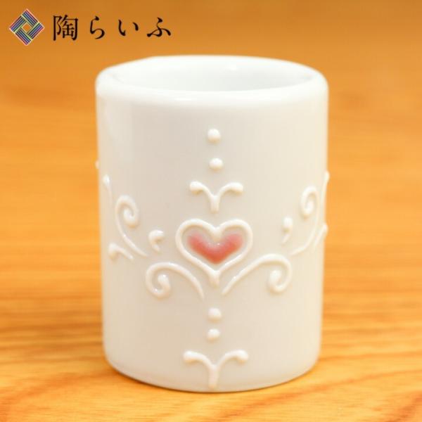 商品名：(九谷焼)九谷ハブラシスタンド 白盛ハート/相川志保＜日常で彩りを楽しむ＞歴史ある伝統の九谷焼の美しさを、身近に感じられるハブラシスタンドです。口径が広く安定しているため、2本の歯ブラシや小型の電動歯ブラシ、カミソリも立てられます。...