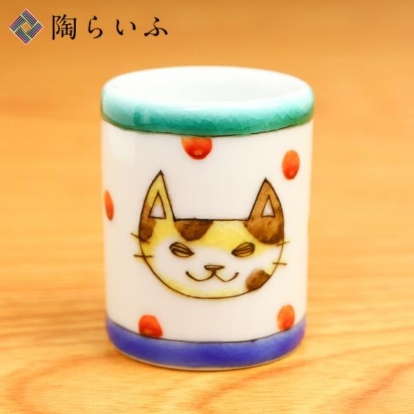 商品名：(九谷焼)九谷ハブラシスタンド ねこ/岡田絹代＜日常で彩りを楽しむ＞歴史ある伝統の九谷焼の美しさを、身近に感じられるハブラシスタンドです。口径が広く安定しているため、2本の歯ブラシや小型の電動歯ブラシ、カミソリも立てられます。どんな...