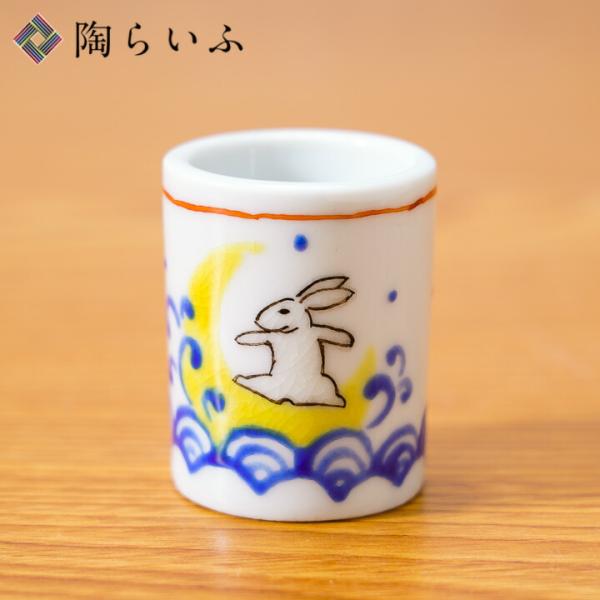 商品名：(九谷焼)九谷ハブラシスタンド 波乗りうさぎ/みやもとともみ＜日常で彩りを楽しむ＞歴史ある伝統の九谷焼の美しさを、身近に感じられるハブラシスタンドです。口径が広く安定しているため、2本の歯ブラシや小型の電動歯ブラシ、カミソリも立てら...