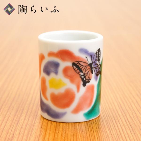 商品名：(九谷焼)九谷ハブラシスタンド 花と蝶/宮本ともみ＜日常で彩りを楽しむ＞歴史ある伝統の九谷焼の美しさを、身近に感じられるハブラシスタンドです。口径が広く安定しているため、2本の歯ブラシや小型の電動歯ブラシ、カミソリも立てられます。ど...