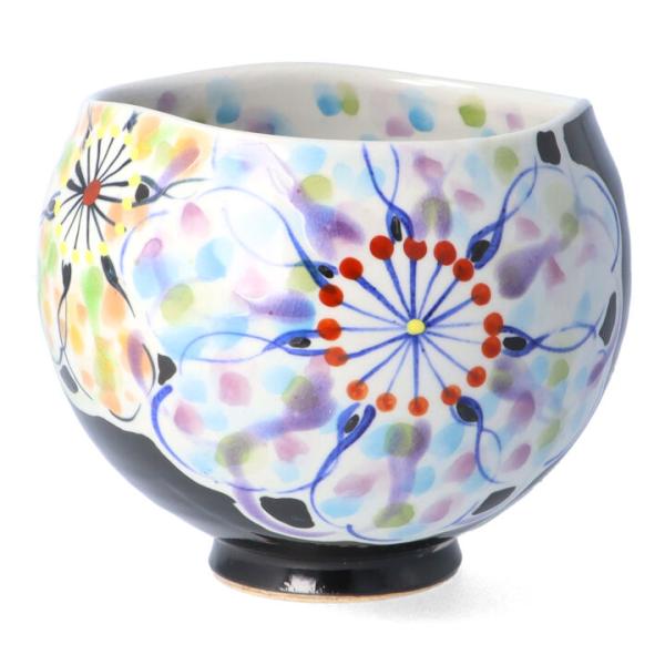 商品名：九谷焼 いっぷく碗 彩色のはな 黒/虚空蔵窯見て美しく、使って楽しく、持っているだけでも心が豊かになる。そんなやきものを追求する九谷焼の人気窯元「虚空蔵窯」の作品です。手間を惜しまず手づくり手描きにこだわった、温もりのある美しい器で...