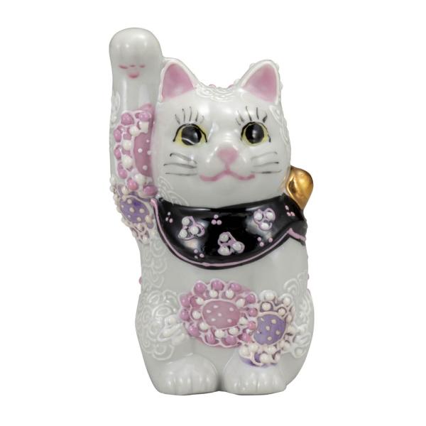 商品名：九谷焼 3.2号招き猫 花むらさき＜約360年続く歴史ある、九谷焼の世界＞九谷焼の特徴は、「呉須（ごす）」とよばれる藍青色で線描きし、「五彩」とよばれる、赤・黄・緑・紫・紺青の5色での絵の具を厚く盛り上げて塗る彩法です。絵柄は大胆な...