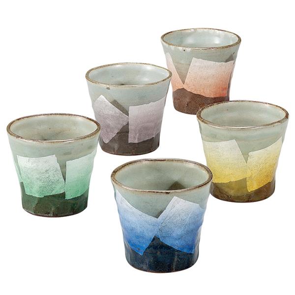 商品名：九谷焼 焼酎カップセット 銀彩＜約360年続く歴史ある、九谷焼の世界＞九谷焼の特徴は、「呉須（ごす）」とよばれる藍青色で線描きし、「五彩」とよばれる、赤・黄・緑・紫・紺青の5色での絵の具を厚く盛り上げて塗る彩法です。絵柄は大胆な上絵...