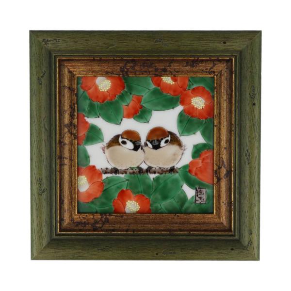 商品名：九谷焼 GR 緑 額（角小）椿詰/中村陶志人色絵細密絵付において九谷焼の第一人者のひとりとも呼ばれる、名匠 中村陶志人氏の作品。代表作である「福良雀」の作品は、中間色を主体とした繊細で優しい線描きと、細部までこだわったデザイン構成で...