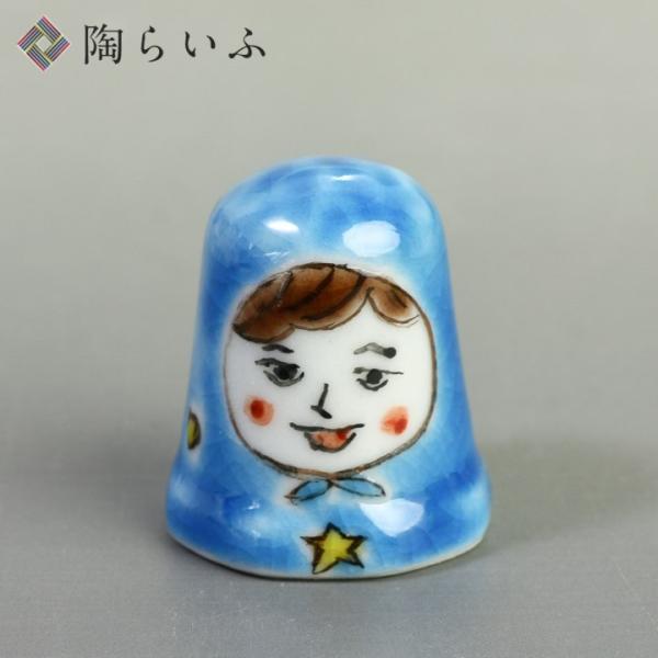 商品名：九谷焼 指ぬき 74 マトリョーシカ青 /河合孝知「あなたとシンブルの物語がはじまる」西洋の指貫シンブルは、 その豊かな表情ゆえに世界中に多くのコレクターを持つお針道具です。たった３センチほどの小さなシンブルの上で、色絵、青手、赤絵...
