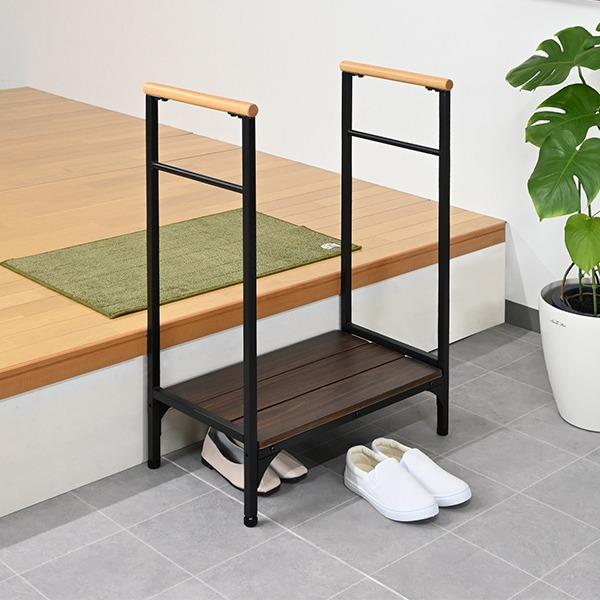 【商品名】 安心らくらく玄関台/踏み台 【幅：約61cm】 両側手摺付き アジャスター付き 靴収納可 ブラウン 【ジャンル・特徴】 げんかん台 ふみ台 ステップ ステップボード 靴収納付き 隙間収納 すき間収納 げんかんだい ふみだい 生活...