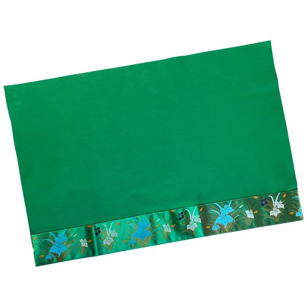 五月人形用の赤毛氈です。化繊（ポリエステル）、飾り縁（うんげんべり）付き。日本製。飾り縁の幅は8cmです。従来品より太く（比較例：メルトン版4cm）なりますのでご注意ください。間口70cmx奥行47cm。適合台：20号平台または間口60cm...