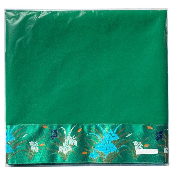 五月人形用の赤毛氈です。化繊（ポリエステル）、飾り縁（うんげんべり）付き。日本製。飾り縁の幅は8cmです。従来品より太く（比較例：メルトン版4cm）なりますのでご注意ください。間口120cmx奥行90cm。適合台：35号平台または間口105...