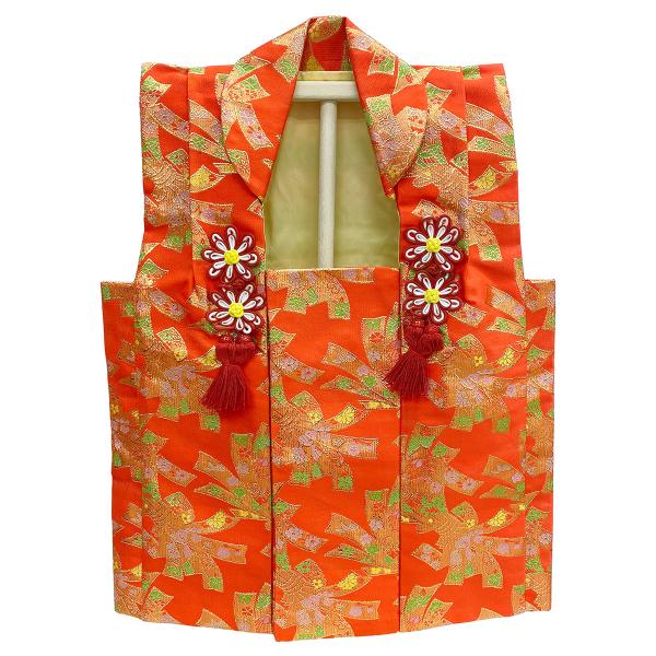 ひな祭り向けの被布。オレンジ色、のしめ柄。雛人形購入時のプレゼントとしてついてくることが多いので、これからお雛様を買われる御予定のある場合は、重複しないよう御注意下さい。被布：色オレンジ。金襴。着丈（肩まで）47cm、身幅38cm（素人採寸...