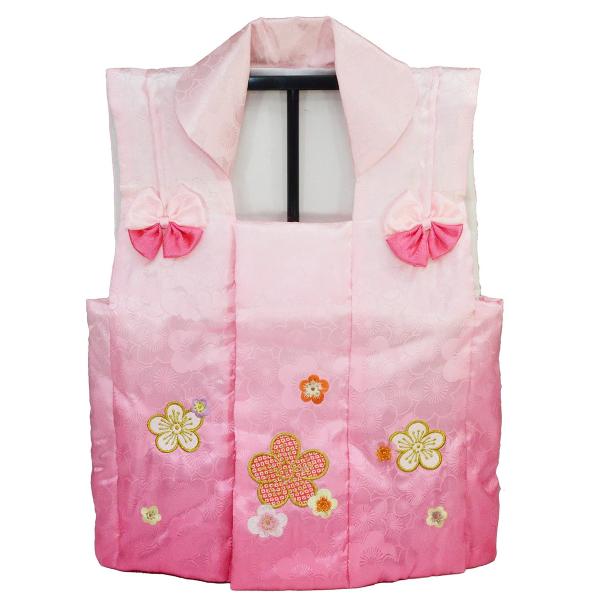 ひな祭り向けの被布。ピンクのグラデーション、刺繍入り。被布：色ピンク。刺繍入り。ポリエステル素材。着丈（肩まで）47cm、身幅38cm（素人採寸のため誤差はご容赦ください）光沢がありますので、光の加減などで写真より濃く（または薄く）見える場...