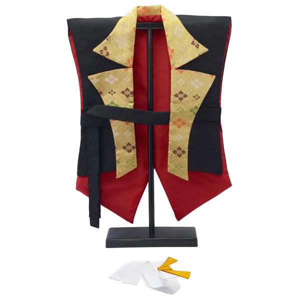 端午の節句向けのベビー用祝い着。五月人形購入時のプレゼントとしてついてくることが多いので、これから五月人形を買われる御予定のある場合は、重複しないよう御注意下さい。表地黒（文様入り）、裏地赤。襟は金襴。着丈（肩まで）41cm、身幅32cmや...