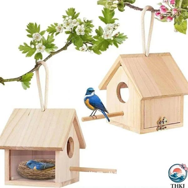 小鳥用のミニ巣箱です。屋根付きの三角形が可愛い、ナチュラルな木製バードハウスです。小鳥が安心して暮らせる巣箱で、吊り下げ用のロープ付き。庭やベランダに鳥かごのように吊るして、野鳥や鈴虫、ハチドリ、コウライウグイスなどの採集に癒しの空間を演出...