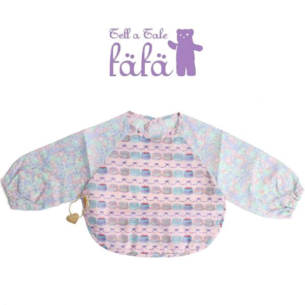 品番：1835-2002シリーズ案内：柄のどこかに20の数字が?ブランド創立20周年限定ベビーピンクケーキ柄のエプロンスモックです。ベビーのお食事タイムには欠かせない袖付きエプロン。タフタ素材で汚れにくく、食べこぼしをキャッチするポケットも...