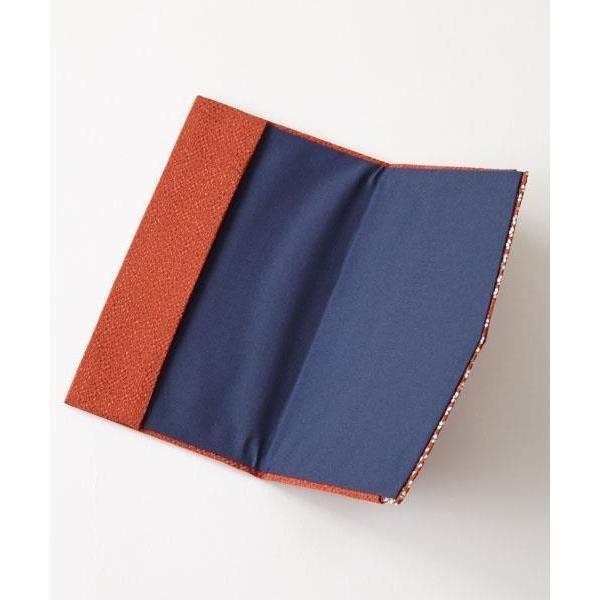 上品な桜小紋の柄がアクセントとなり高級感あるちりめん素材のふくさです。はさみふくさですから、金封を簡単に包んで差し出すことができます。寸法：12×20cm材質：レーヨン　100％紙箱入（13.5×22×2cm）