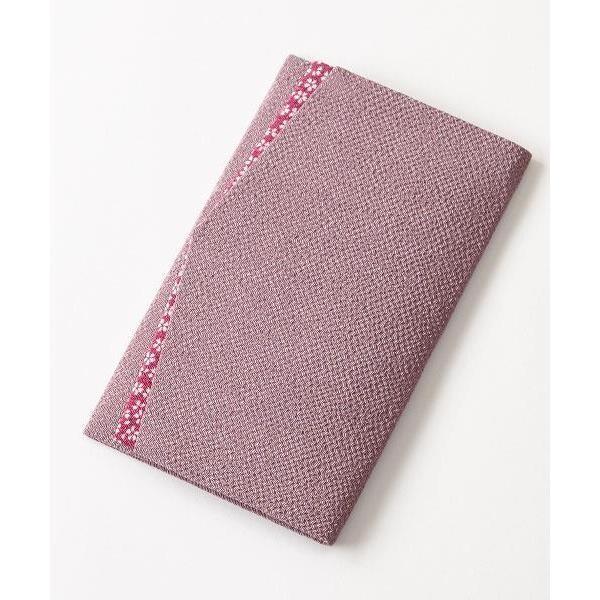 上品な桜小紋の柄がアクセントとなり高級感あるちりめん素材のふくさです。はさみふくさですから、金封を簡単に包んで差し出すことができます。寸法：12×20cm材質：レーヨン　100％紙箱入（13.5×22×2cm）