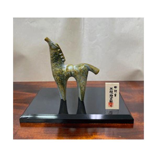 馬は昔から輸送手段や農業などに必要な動物で馬の力強さと馬の協力によってもたらされる恩恵から「健康」「豊作」の意味があり、「物事が”うま”くいく」「幸運が駆け込んでくる」とも言われ縁起の良い動物です。「午」の漢字には、もともと餅をつく道具の「...