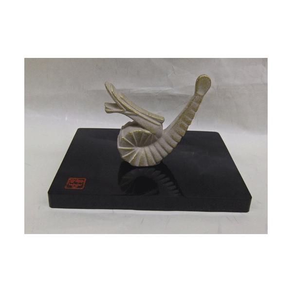 十二支の中で唯一空想上の動物である「龍」は、水にまつわる神様「龍神」として広く庶民に浸透した存在で、古来より、王の象徴、戦いの守護神として拝められ上昇志向の願いが、叶えられるといわれています。干支飾りは「年の神様」をお迎えする役割があり、1...