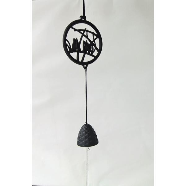 風鈴の音色には、小川のせせらぎや小鳥のさえずりなど自然界にある癒しの音と同じ3,000ヘルツ以上の高周波音が含まれています。高周波音は脳内のストレスを抑制したり、思考・運動能力を活性化してくれる、ホルモンの分泌をさかんにする働きがあります。...