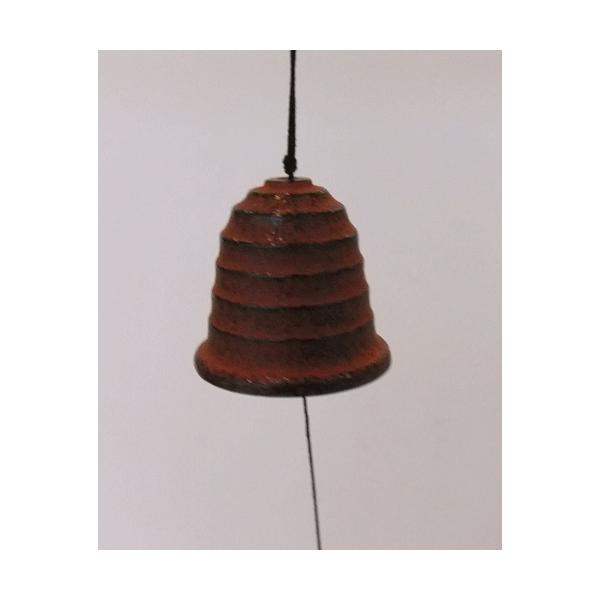 風鈴の音色には、小川のせせらぎや小鳥のさえずりなど自然界にある癒しの音と同じ3,000ヘルツ以上の高周波音が含まれています。高周波音は脳内のストレスを抑制したり、思考・運動能力を活性化してくれる、ホルモンの分泌をさかんにする働きがあります。...