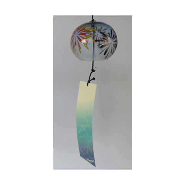 クリスタルガラス製の手作りの蒔絵仕上げです。おだやかな透き通る音色です。●風鈴　径7.5×高7cm●短冊　16.5×4.5cm●素材　クリスタルガラス