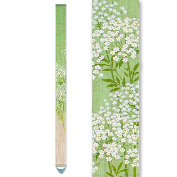 空間を華やかに彩り、和のモダンインテリアを演出する手染め麻細タペストリーです。白いレースを広げたように咲く『レースフラワー』。白い小さな花々を繊細に手染めしました。新緑の中にパッと咲いた晴れやかな花姿です。【細タペストリー】四季折々の草花、...