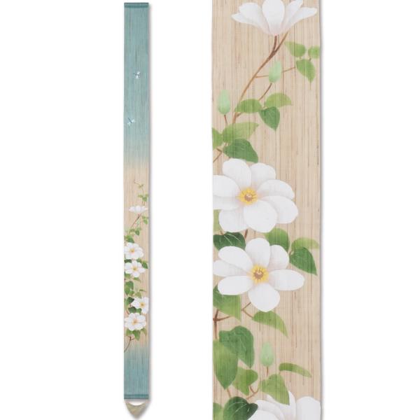 2024年夏新作。空間を華やかに彩り、和のモダンインテリアを演出する手染め麻細タペストリーです。大輪の白い花が放つ、夕闇の仄かな光。その美しさに誘われて、舞い降りて来たシオカラトンボ。情感あふれる夏の夕景を描きました。【細タペストリー】四季...