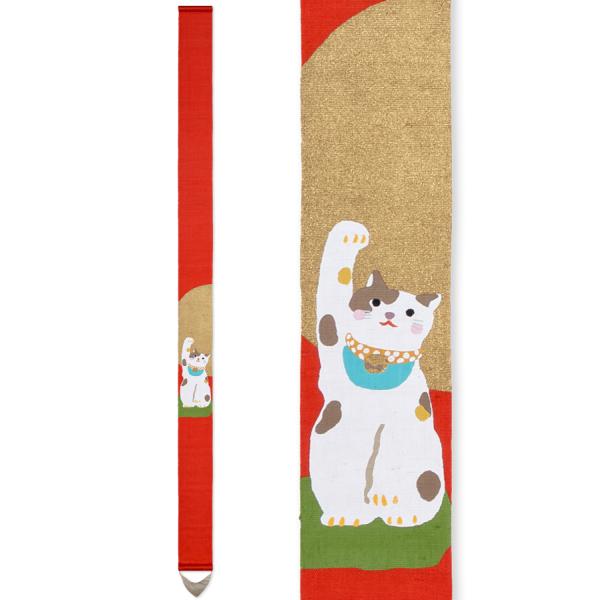 2025年冬新作。空間を華やかに彩り、和のモダンインテリアを演出する手染め麻細タペストリーです。縁起物として古くから日本人に愛されてきた招き猫。特に白猫は、幸運を呼び寄せる福猫として知られています。鮮やかな赤と白のコントラストが印象的な一枚...