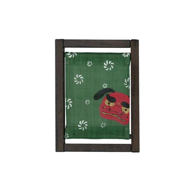 獅子舞のとぼけた表情が面白いミニサイズの木枠タペストリーです。壁に掛けたり、卓上にも飾れる２WAYタイプ。脚は取り外しができます。迎春や季節をお手軽に演出するのにぴったりです。●商品サイズ：約12×16cm　●素材本体：麻 100％、木枠（...