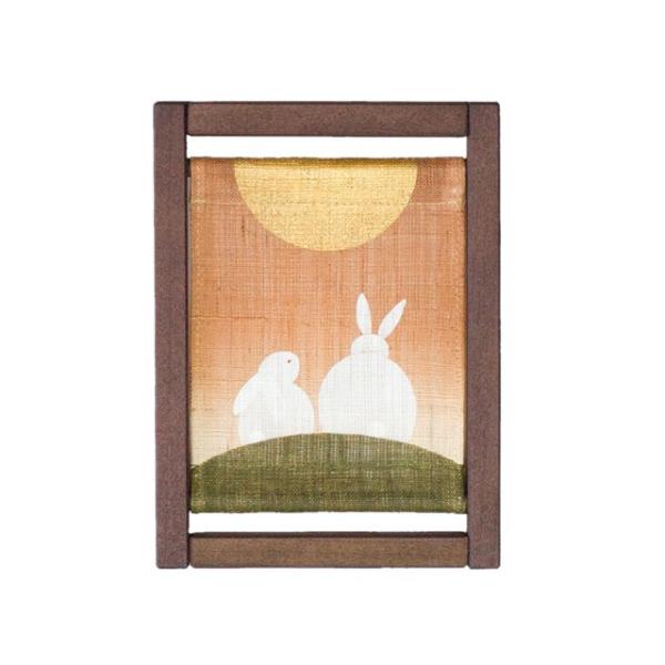 仲良く寄り添いお月見を楽しむうさぎたちを描いた、和のモダンインテリアを演出する手染めミニ木枠タペストリーです。壁に掛けたり、卓上にも飾れる2WAYタイプ。脚は取り外しができます。季節をお手軽に演出するのにぴったりです。●商品サイズ：約12×...