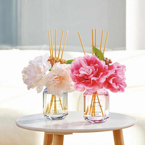 芳醇なアロマとボリュームのある花が、咲き香る大輪の花々のようにインテリアのアクセントになるリードディフューザー。バスケットに花を集めたようなかわいいパッケージがギフトにぴったり。【商品名】デイズインブルーム ブライトフラワーズ ブルーミング...