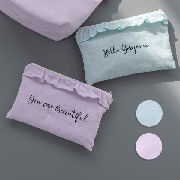 ルームウエアと同じガーゼ生地のポーチです。「Hello Gorgeous!」と「You are Beautiful.」のロゴ刺しゅう入りです。収納に便利な内ポケットも付いています。使うたびに嬉しい言葉をかけてくれて、一日ハッピーに過ごせそう...