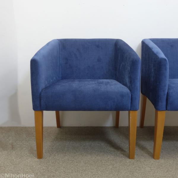 シンプル モダン アーム チェア ◆ 在庫2 幅560×奥行565×高さ675 座面高さ400mm ◆ 肘付き 青 ネイビー◆外形寸法：幅560×奥行565×高さ675（mm）◆座面高さ：400、肘掛け高さ：550（mm）◆肘掛け付きの、多...