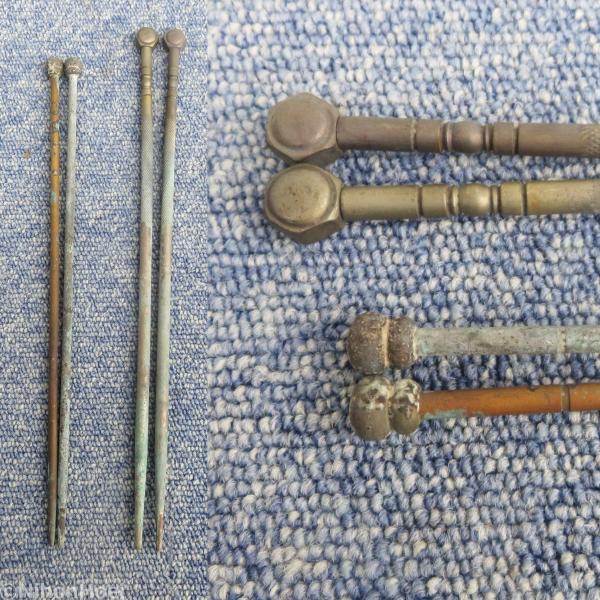 火箸 2組セット ◆ 長さ279mm、257mm 真鍮 茶道具 緑青 サビ 骨董 レトロ 古道具 炭道具 火ばし 火鉢 囲炉裏◆囲炉裏や火鉢で炭を挟んで継ぎ足す、火のついた炭を動かして火力を調整する、灰をならすなどに使用されます。◆茶道では...