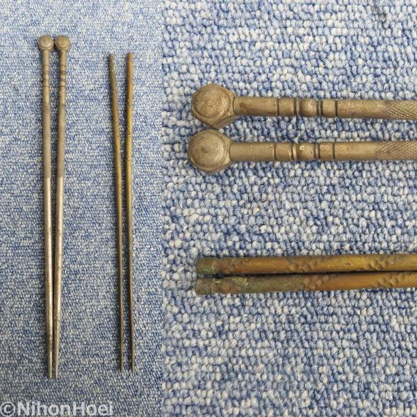 火箸 2組セット ◆ 長さ279mm、261mm 真鍮 茶道具 緑青 サビ 骨董 レトロ 古道具 炭道具 火ばし 火鉢 囲炉裏 キャンプ アウトドア◆囲炉裏や火鉢で炭を挟んで継ぎ足す、火のついた炭を動かして火力を調整する、灰をならすなどに使...