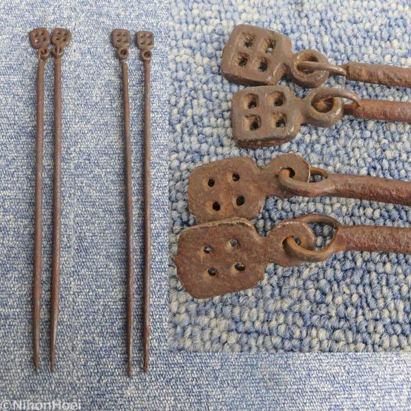 火箸 2組セット ◆ 長さ265mm 鉄 ◆ 茶道具 サビ 骨董 レトロ 古道具 炭道具 火ばし 火鉢 囲炉裏 アウトドア キャンプ◆囲炉裏や火鉢で炭を挟んで継ぎ足す、火のついた炭を動かして火力を調整する、灰をならすなどに使用されます。◆茶...