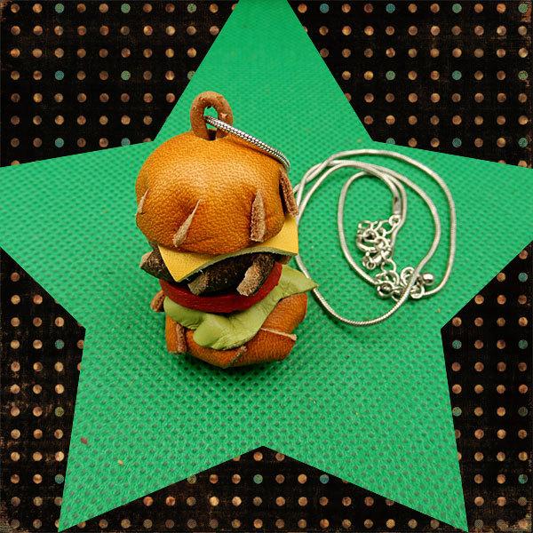 革作家ジャンククリエイツさんのレザーペンダントです！こちらは「ミニバーガー」となります！レザーなので使うほど味がでてきますよ。ハンバーガー好きの方へのプレゼントにも大人気の商品です☆ハンドメイド作品となりますので多少の色の違いや形などもござ...