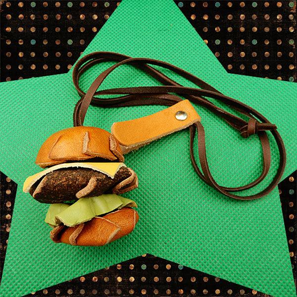 革作家ジャンククリエイツさんのレザーネックレスです！こちらは「チーズバーガー」となります！レザーなので使うほど味がでてきますよ。ハンバーガー好きの方へのプレゼントにも大人気の商品です☆ハンドメイド作品となりますので多少の色の違いや形などもご...