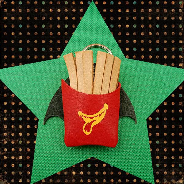 革作家ジャンククリエイツさんのレザーキーリング　バットシリーズです！こちらは「バットポテト」となります！レザーなので使うほど味がでてきますよ。ハンバーガー好きの方へのプレゼントにも大人気の商品です☆ハンドメイド作品となりますので多少の色の違...