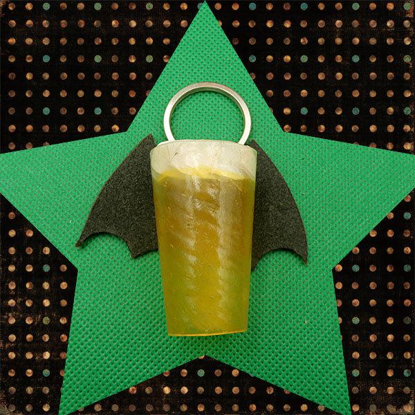 革作家ジャンククリエイツさんのレザーキーリング　バットシリーズです！こちらは「バットビール」となります！レザーなので使うほど味がでてきますよ。ハンバーガー好きの方へのプレゼントにも大人気の商品です☆ハンドメイド作品となりますので多少の色の違...