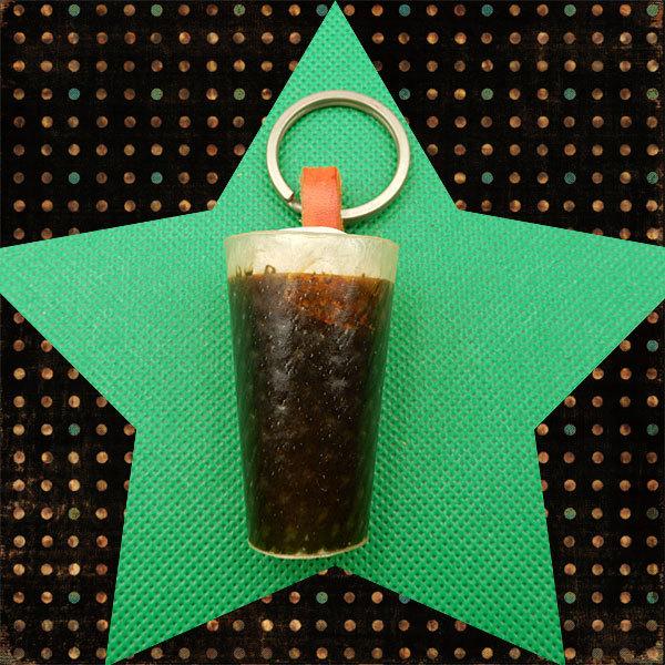 革作家ジャンククリエイツさんのレザーキーリングです！こちらは「コーラフロート」となります！レザーなので使うほど味がでてきますよ。ハンバーガー好きの方へのプレゼントにも大人気の商品です☆ハンドメイド作品となりますので多少の色の違いや形などもご...